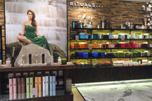 Houten wanden en vloeren in Rituals winkels gelegd door Oosterwechel